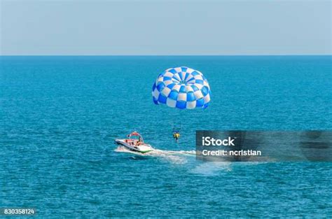 보트는 바다 물 패러세일링 라고도 Parascending 또는 Parakiting에 의해 블루 Parasail 날개 관광에 대한