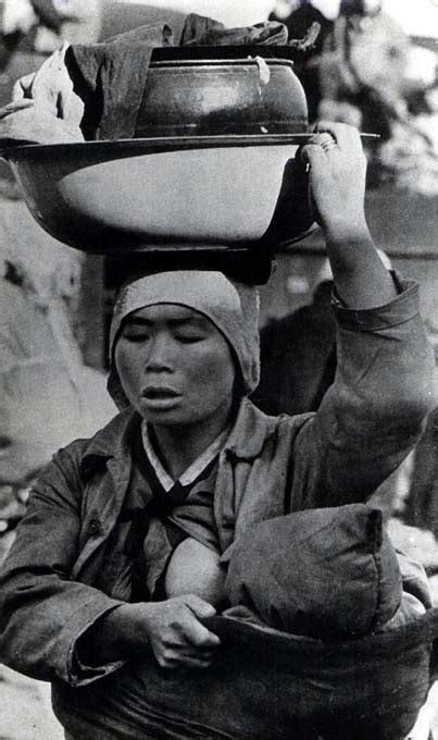 허기를 메우고 있는 피난가족 피난길에 지친 한가족이 연합군이 배급한 급식으로 허기를 메우는 모습