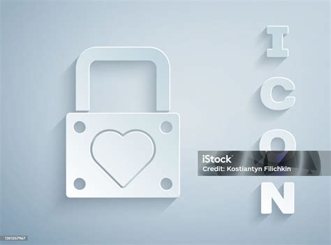 회색 배경에 격리 된 용지 컷 잠금 및 심장 아이콘 잠긴 심장 사랑 기호 및 열쇠 구멍 기호 발렌타인 데이 기호 종이 아트 스타일 벡터 3차원 형태에 대한 스톡 벡터 아트