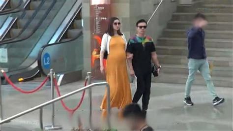 熊黛林挺巨肚逛街，富商老公貼心攙扶，網友直呼嫁對人了 每日頭條