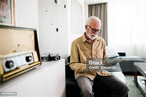 그의 결혼식 사진을보고 노인 그의 늦은 아내와 그들이 함께 즐겼던 아름다운 긴 삶을 회상 가정 생활에 대한 스톡 사진 및 기타 이미지 가정 생활 가정의 방 거실