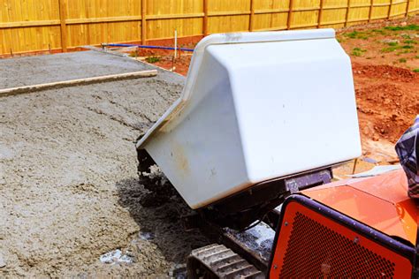 건설 작업자는 콘크리트 믹서를 사용하여 오후에 건설 현장에서 새 슬래브를 위한 새 콘크리트를 붓습니다 0명에 대한 스톡 사진 및 기타 이미지 Istock