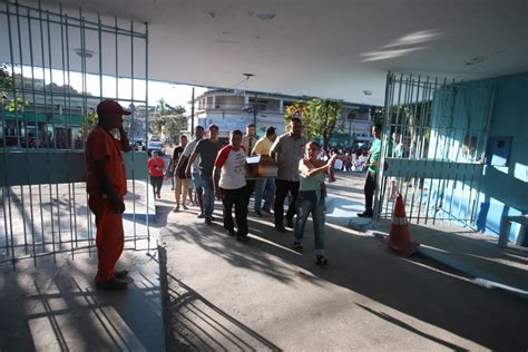 Jovem morto a tiros ao sair de escola é enterrado em São GonçaloJovem