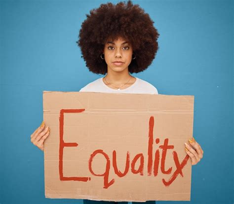 Bannière De Protestation Pour L égalité Et Femme Noire En Studio Tenant