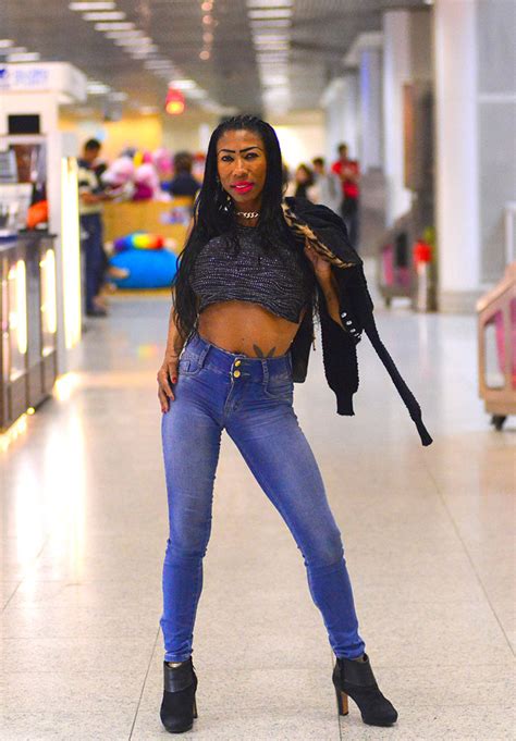 Inês Brasil Faz Pose E Brinca Com Paparazzi Em Aeroporto Ofuxico