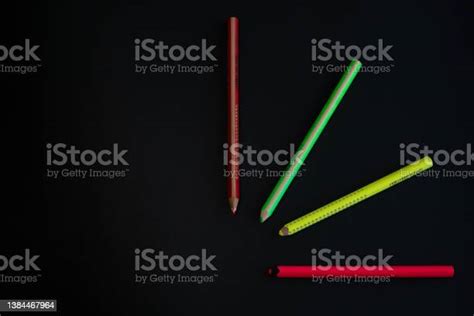검은 색 배경에 복사 공간을 떠나 컬러 형광펜 연필의 공중 촬영 감정에 대한 스톡 사진 및 기타 이미지 감정 개념 개념과