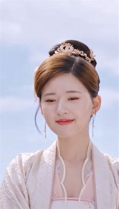 ปักพินโดย Swiftsss ใน Lushi ความงาม คนสวย นักแสดงหญิง