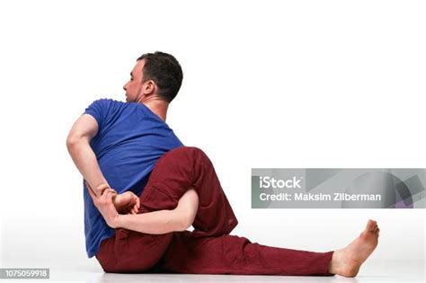 운동 요가 필 라 테 스 휘트니스 교육 아사 나 스포티 한 매력적인 젊은 남자 Marichyasana 백색에 절연 되어 있습니다