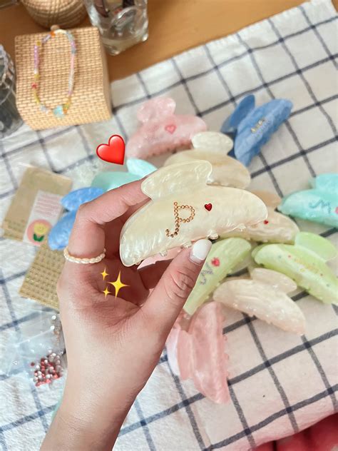 Diy กิ๊บหนีบผมติดชื่อ ทำเองได้ง่ายนิดเดียว💗 แกลเลอรีที่โพสต์โดย 𝐿𝓲𝙡𝙡𝙮