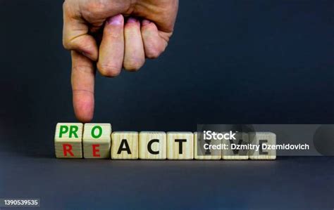 Photo Libre De Droit De Symbole Réactif Ou Proactif Lhomme Daffaires