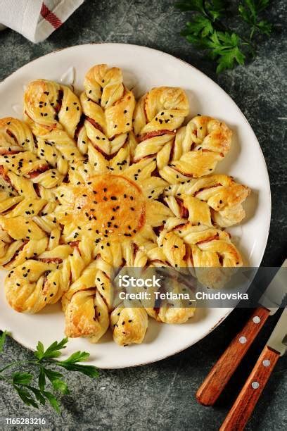 햄과 치즈를 곁들인 퍼프 페이스트리 파이 홈메이드 맛있는 페이스트리 맨 위 보기 Piadina에 대한 스톡 사진 및 기타 이미지