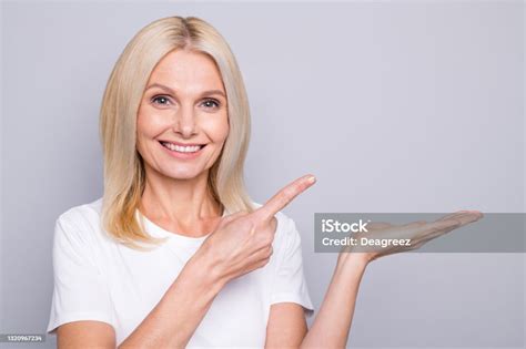 회색 색의 배경에 고립 된 빈 공간에서 손가락을 가리키는 손에 들고 있는 노인의 사진 초상화 T 셔츠에 대한 스톡 사진 및 기타