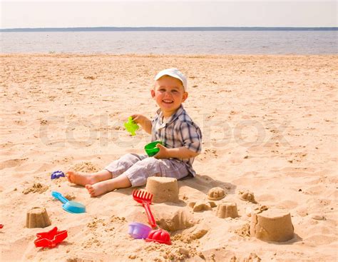 Kleiner Junge Auf Einem Strand Stock Bild Colourbox