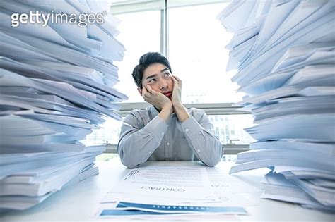 한국인 비즈니스 주52시간근무제 근로시간 주52시간근무제 근로시간 근로기준법 법 번아웃증후군 격언 서류 이미지 A11973162 게티이미지뱅크