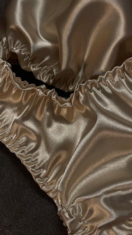 고급 고급스러운 원단 관능적인 광택이 있는 디자인 디테일 란제리 럭셔리 매끄러운 메탈릭 반짝반짝 빛나는 번득임 부드러운 비단 빛나다 새틴 소재
