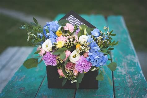 블루 수 국 화이트 Eustoma 스프레이 장미 나무 테이블에 카네이션와 사랑 스러운 꽃 합의의 이미지 구도에 대한 스톡 사진