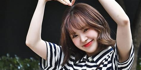 【photo】red Velvet ウェンディ、ラジオに出演するため放送局へ大きなハートポーズでにっこり Kstyle