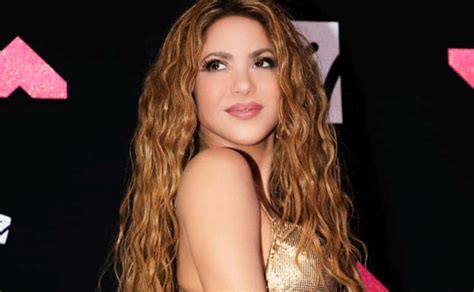 Imponente Shakira Modela Vestido Azul De La Marca Versace