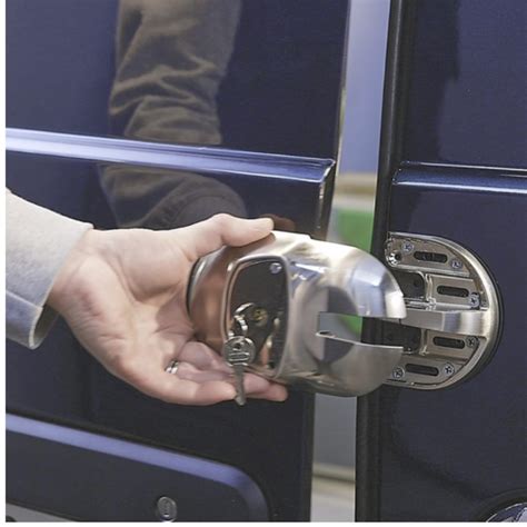 Serrure antivol pour véhicule utilitaire à porte battante ou