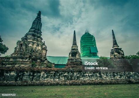 오래 된 사찰 오래 된 벽돌 벽 및 주요 크메르 스타일 아래 Prang Sampao Lom Subdistrict Phra 나콘