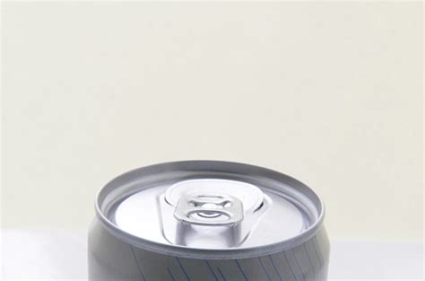 라벨이 붙지 않은 알루미늄 소다 캔의 클로즈업 평면도000 개봉을 위한 하이라이트가 있는 금속 질감 금속에 대한 스톡 사진 및