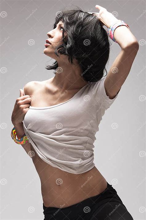 舞蹈妇女 库存图片 图片 包括有 行动 衬衣 短小 垂直 头发 妇女 投反对票 舞蹈 空白 19691429