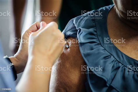 환자는 의료 인에게서 예방 접종을 받습니다 예방의 개념 간호사에 대한 스톡 사진 및 기타 이미지 간호사 건강관리와 의술