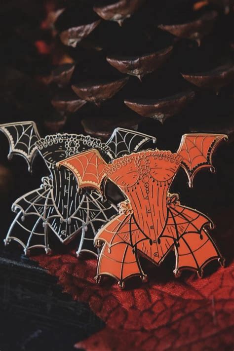 The Edward Corset Pin Vampirefreaks