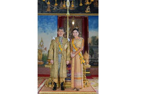 ร 10 พระราชทานพระบรมฉายาลักษณ์ที่ฉายคู่พระราชินี 8 พระรูปให้ดาวน์โหลด