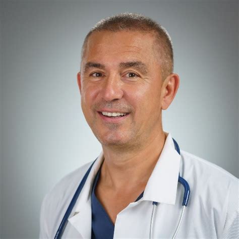 Д р Симеон Симеонов началник на отделение „Хирургия“ в УМБАЛ „Канев“ Слаб хирург жена не съм