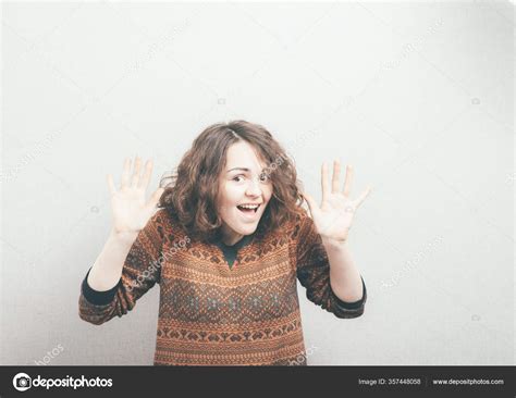 Chica Riendo Contra Fondo Estudio Fotograf A De Stock File