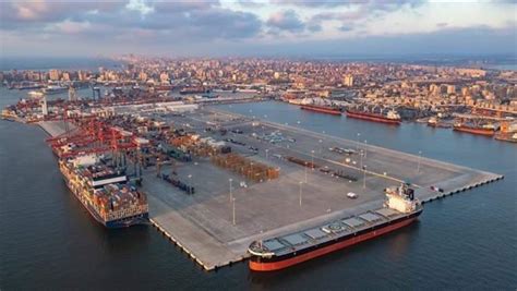 الوزراء استقبال 300 سفينة على أرصفة محطة تحيا مصر بالإسكندرية