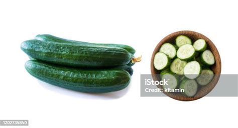 흰색 배경에 고립 된 신선한 오이 제품 라벨의 설계 요소입니다 신선한 통 오이의 디자인 이미지 텍스트에 대한 복사 공간이있는