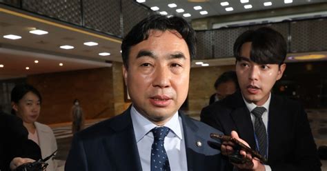 돈봉투 의혹 檢수사에윤관석·이성만 의총서 정치탄압 주장