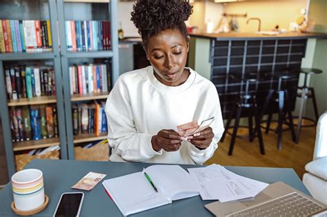 걱정스러운 아프리카 계 미국인 여성은 돈을 계산하고 비용에 대해 생각합니다 25 29세에 대한 스톡 사진 및 기타 이미지 25 29세 가계 가정의 방 Istock