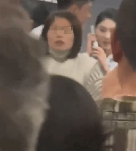 哈爾濱女乘客毆打空少自稱有背景 不配合收小餐桌起爭執 星島日報