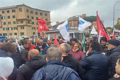 Pomezia Licenziamenti Alla Fiorucci Sit In Sotto La Regione FOTO