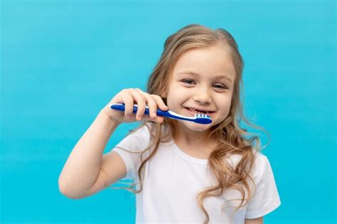 Menina Bonitinha Em Uma Camiseta Branca Escovando Os Dentes Uma