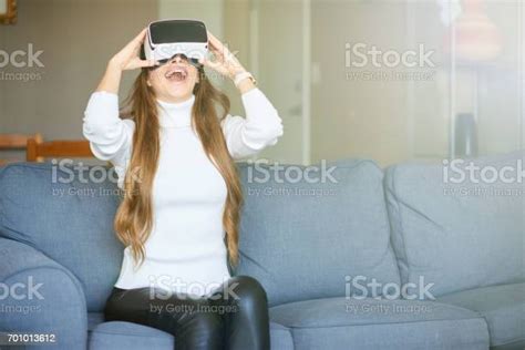 가정에서 일 하는 동안 가상 현실 헤드셋을 사용 하 여 젊은 아름 다운 여자 3차원 형태에 대한 스톡 사진 및 기타 이미지 3차원 형태 가상현실 가상현실 시뮬레이터