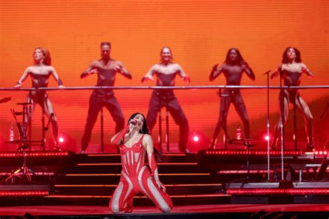 Dua Lipa Elektrizon Sheshin ‘skendërbej Performanca E Yllit Të Pop It