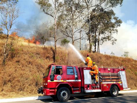 Bombeiros combatem incêndios em diversas áreas de Poços no mesmo dia Poços Já Cidade