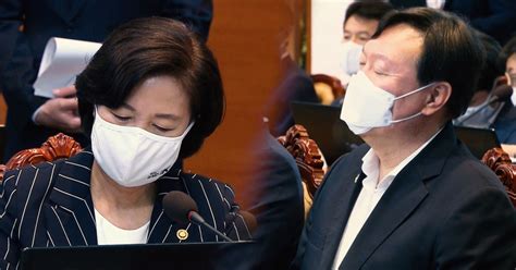 영상 수사지휘권 갈등 놓고 靑에서 만난 秋 尹文 협력해 개혁안 마련하라