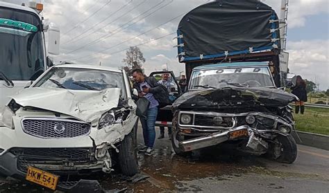 Un Camión Se Quedó Sin Frenos Y Chocó Con Un Carro Y Una Moto Cerca Al