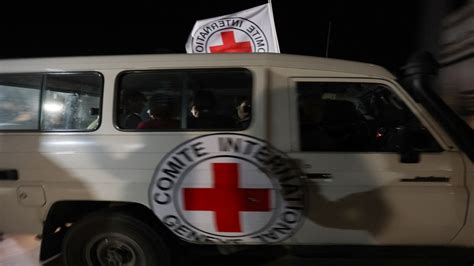الصليب الأحمر يرد على اتهام طواقمه بالتجسس اثناء عملية الافراج عن