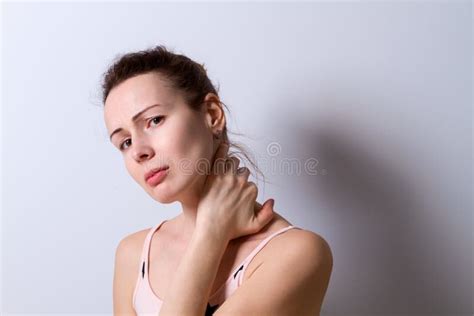 Holdinghand Der Jungen Frau Auf Ihrem Stutzen Nackenschmerzenkonzept Stockfoto Bild Von