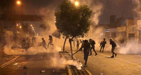Protestos elevam tensão no Peru jovens pedem renúncia de presidente