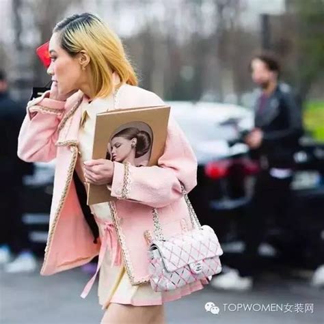 再也不敢嫌羽绒服丑了，她们的羽绒服都好看上了天 知乎