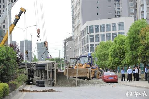 80吨砂石车爆胎压扁驾校教练车 车上5乘客已死3人 本地 华西都市网新闻频道
