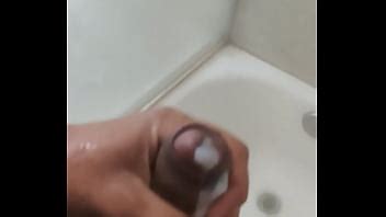 Rápido tirón en la ducha XVIDEOS