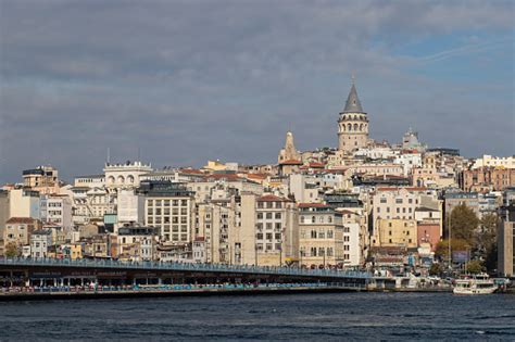 보스포러스 해협의 이스탄불 도시 풍경 구시가지 갈라타 타워 및 도시 스카이라인 근처의 선박이 있는 교통 및 관광 이스탄불 터키